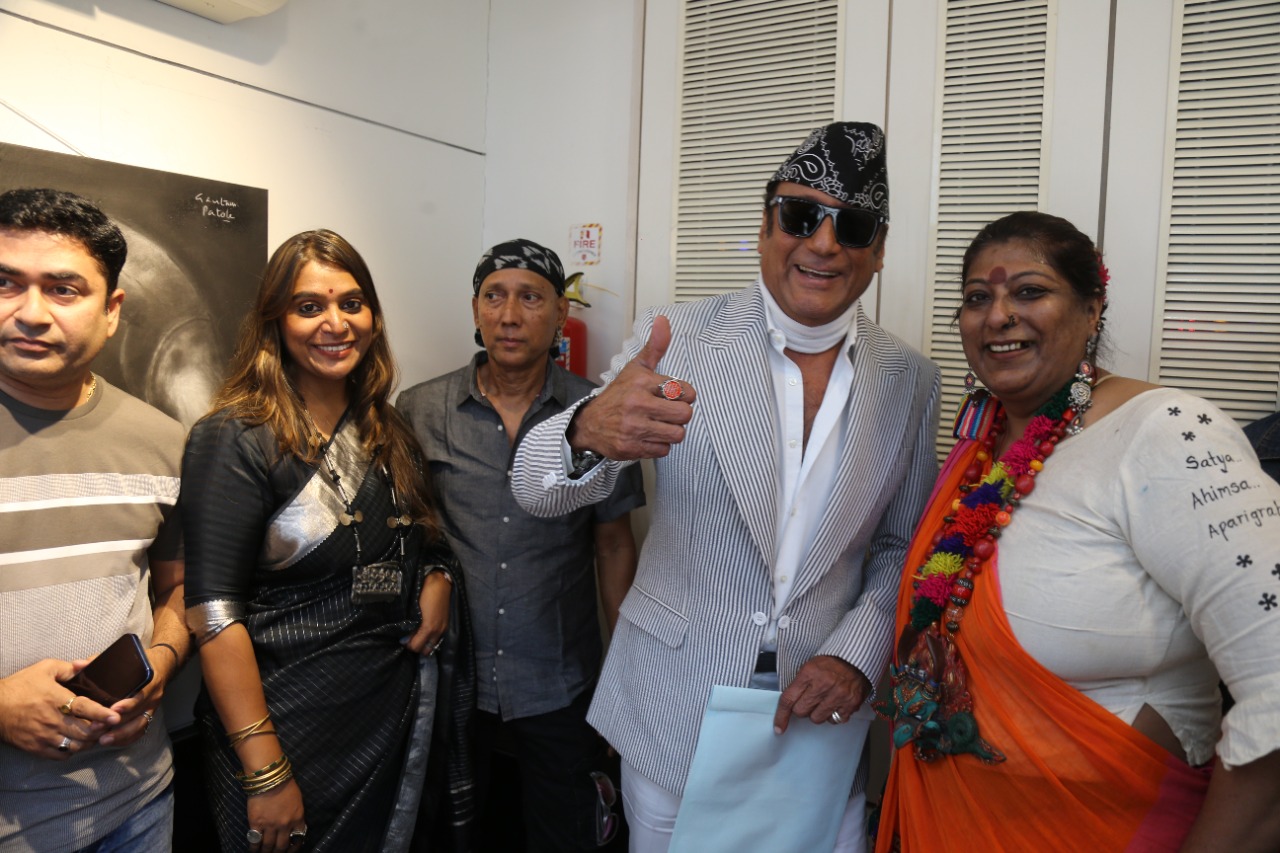 Actor Jaicky Shroff Graces A Painting Exhibition To support Friends ...